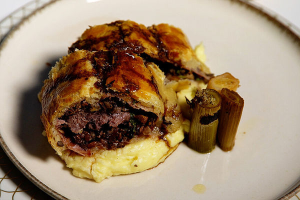 Rehrücken Wellington, getrüffeltes Kartoffelpüree, Wildjus, Lauch ...
