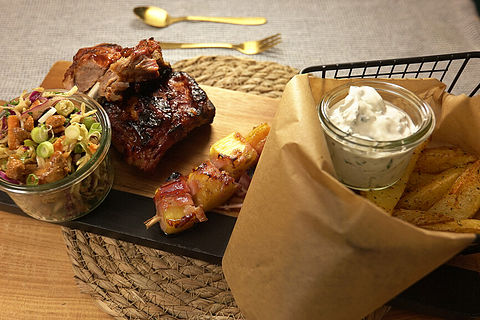 Rippchen aus dem Kohlenpott mit Kartoffelecken, Cole Slaw und Ananas in ...