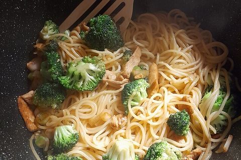 Gebratene Nudeln mit Hähnchenfleisch von dom_niemeier| Chefkoch