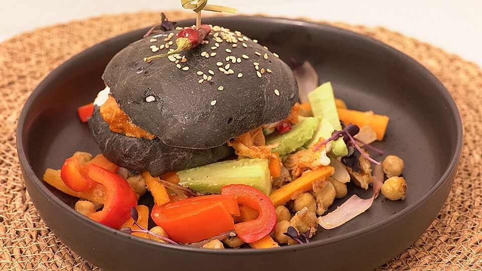 Butter-Chicken-Burger auf Kichererbsen-Salat von DasperfekteDinner