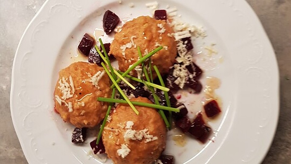 Rote Rüben-Knödel mit Kren und Schnittlauch von claudikoch