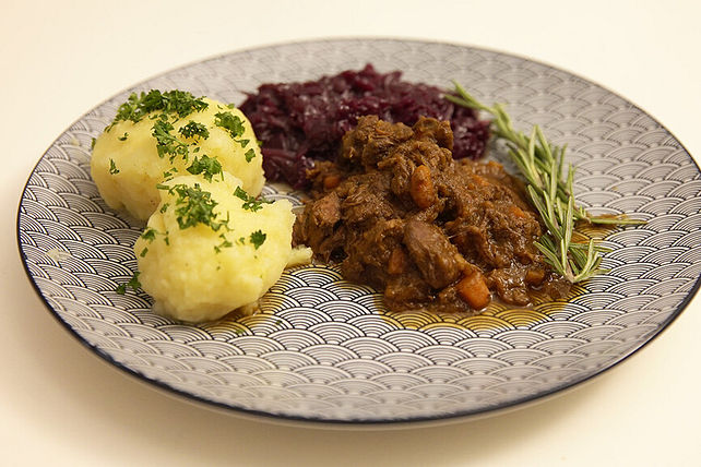 Wilde Tradition - Rehgulasch mit traditionellem Rotkohl und selbst ...