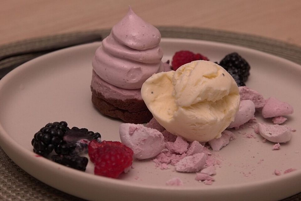 Tonkabohne, Brombeere, Meringue von DasperfekteDinner