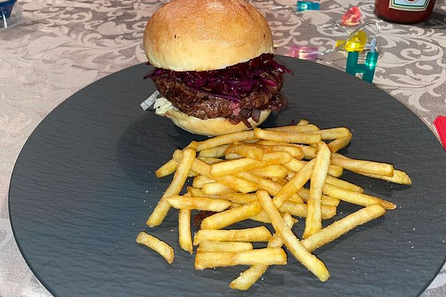 Hirschburger „Jägermeister“ mit BBQ-Preiselbeersauce, Rotkrautsalat und karamellisierten ...