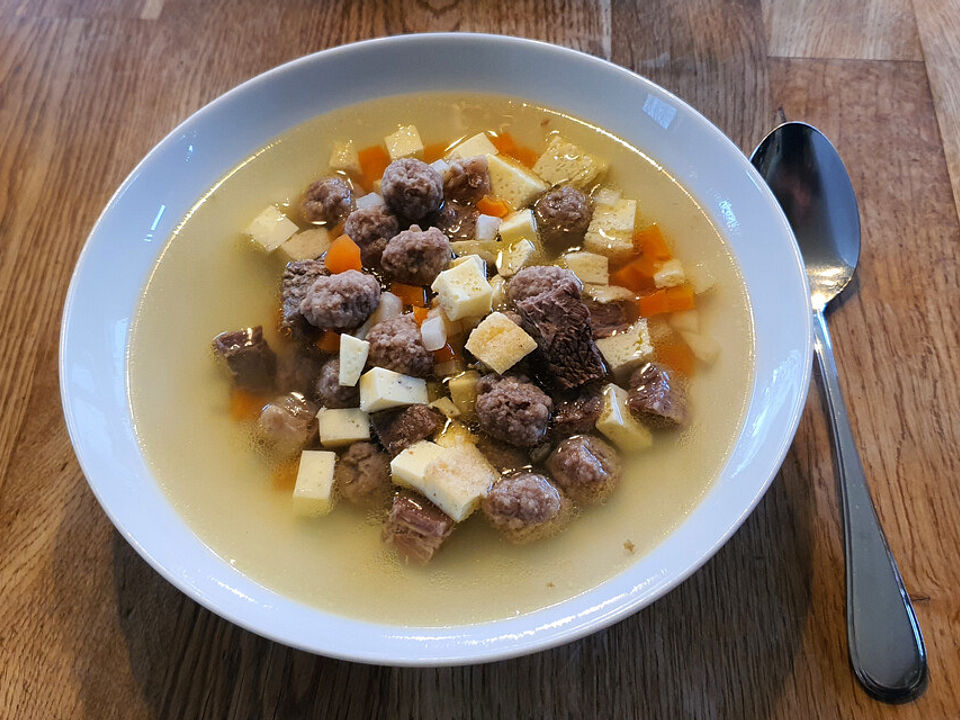 Frische Suppe, aka "Hügelsuppe" wegen der reichlichen Einlage von Balze ...