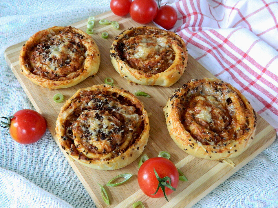 Pizzaschnecken mit Thunfisch und Frühlingszwiebeln in asiatischer ...
