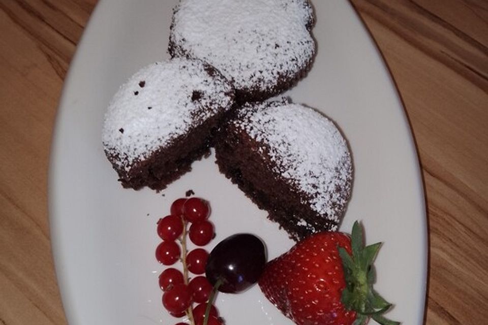 Vegane Vollkorn-Schokomuffins mit Nougatkern