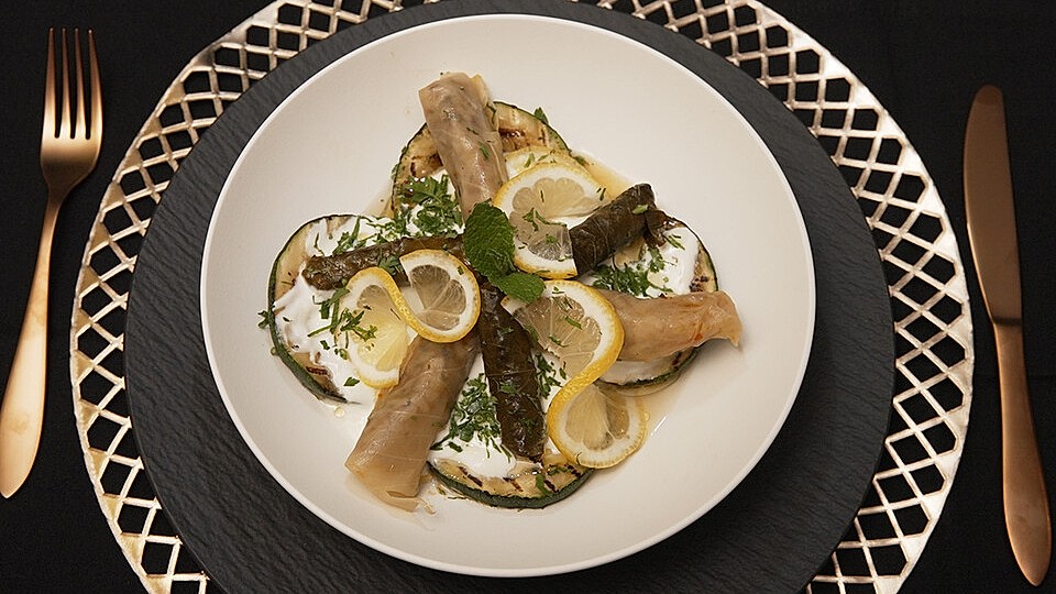 Sarma - gefüllte Weinblätter mit Reis und Hackfleisch, gegrilltes ...