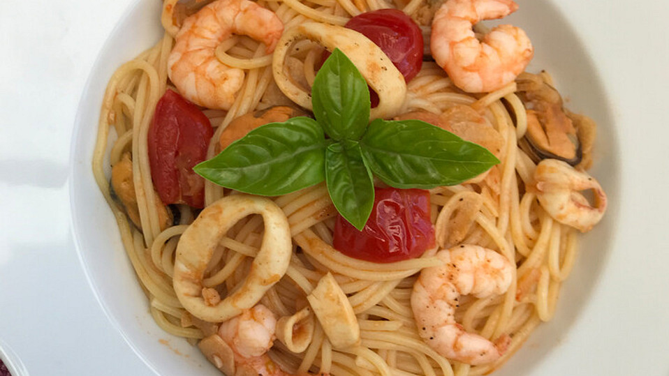 Spaghetti con cozze, calamari, gamberi e pomodorini – Spaghetti mit ...