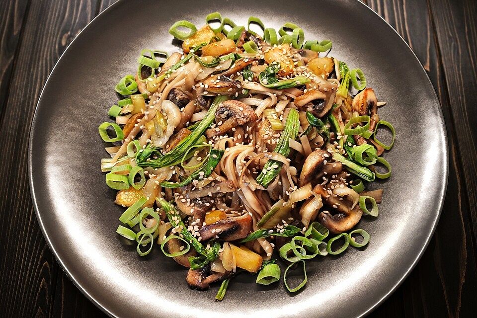 Teriyaki-Pfanne mit Udon-Nudeln, Pak Choi, Champignons und Ananas von ...