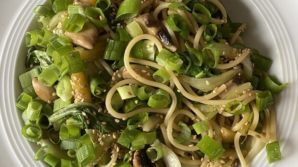 Teriyaki-Pfanne mit Udon-Nudeln, Pak Choi, Champignons und Ananas von ...