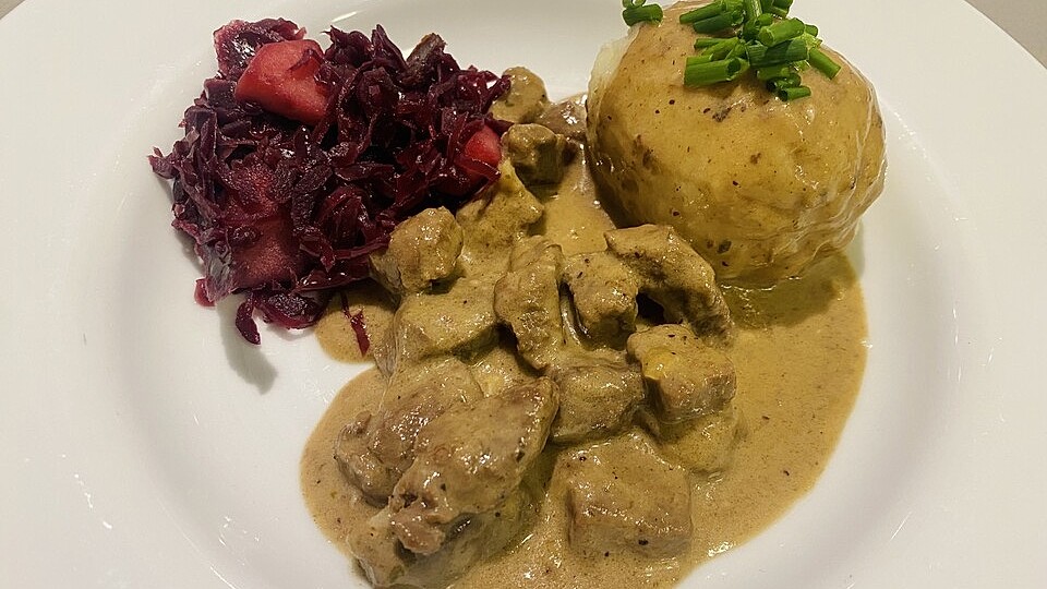 Hirschgulasch in Preiselbeersahnesauce von Chewie