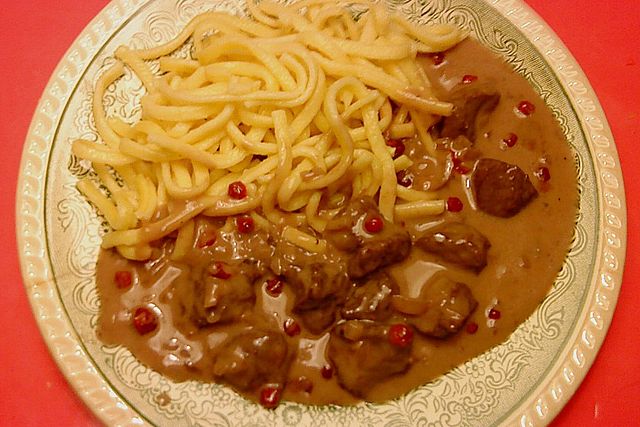Hirschgulasch in Preiselbeersahnesauce von Chewie