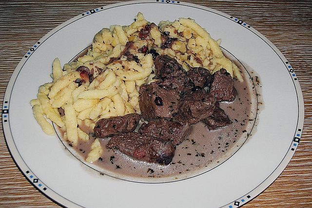 Hirschgulasch in Preiselbeersahnesauce von Chewie