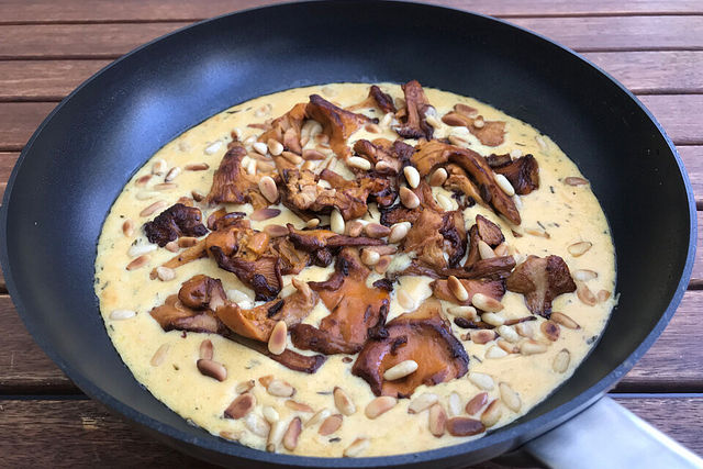 Finferli con pinoli in crema – Pfifferlinge mit Pinienkernen in ...