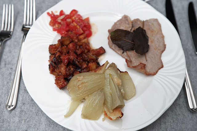 Kalbfleisch nach Saltimbocca -Art mit frittierten Auberginen und ...