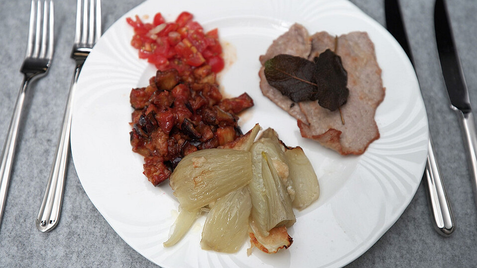 Kalbfleisch nach Saltimbocca -Art mit frittierten Auberginen und ...