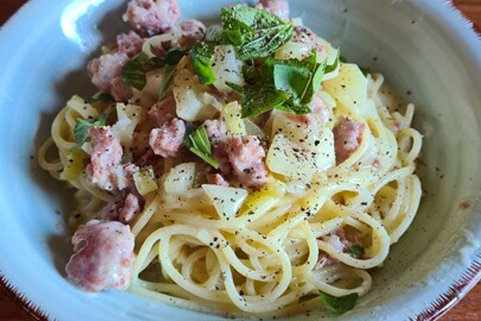 One Pot Spaghetti mit Salsiccia-Ragout, Staudensellerie und Birne in ...