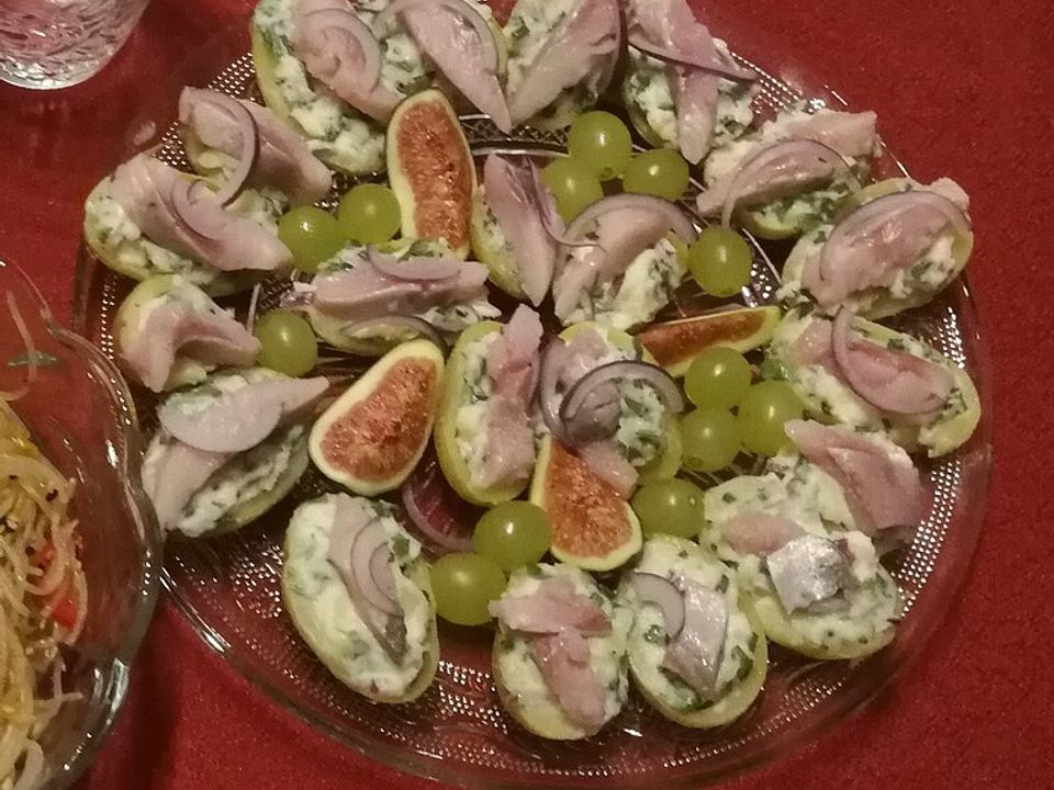 Sakuska - Matjes auf Kartoffelhäppchen von Weetja| Chefkoch