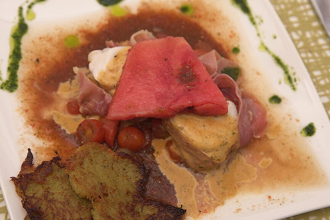 Seeteufelmedaillons mit Serranoschinken auf einem Melonen-Kirschtomaten-Ragout im Strauchtomaten ...
