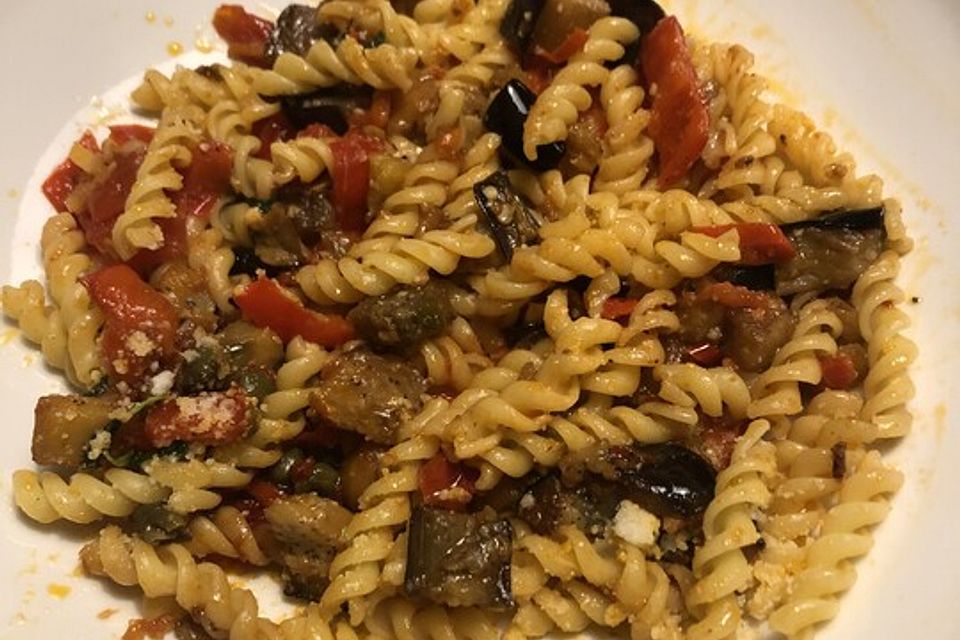 Torti Calabrese mit Auberginen, Peperoncini, Paprika, Kapern, Basilikum ...