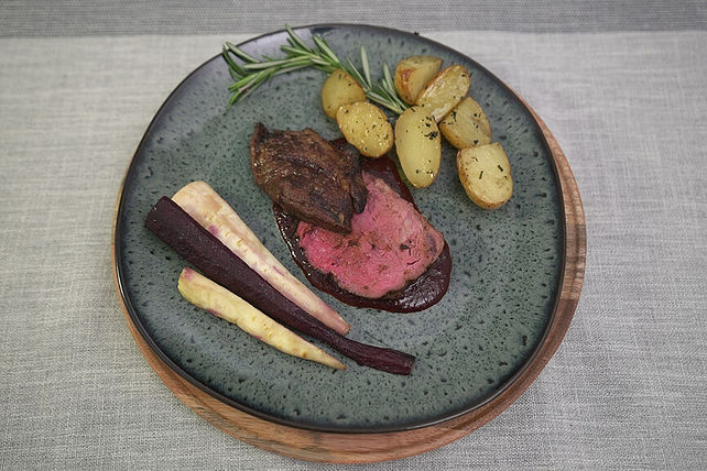 Hohe Rippe vom Rind mit Rosmarinkartoffeln, gebratenen Pastinaken aus ...