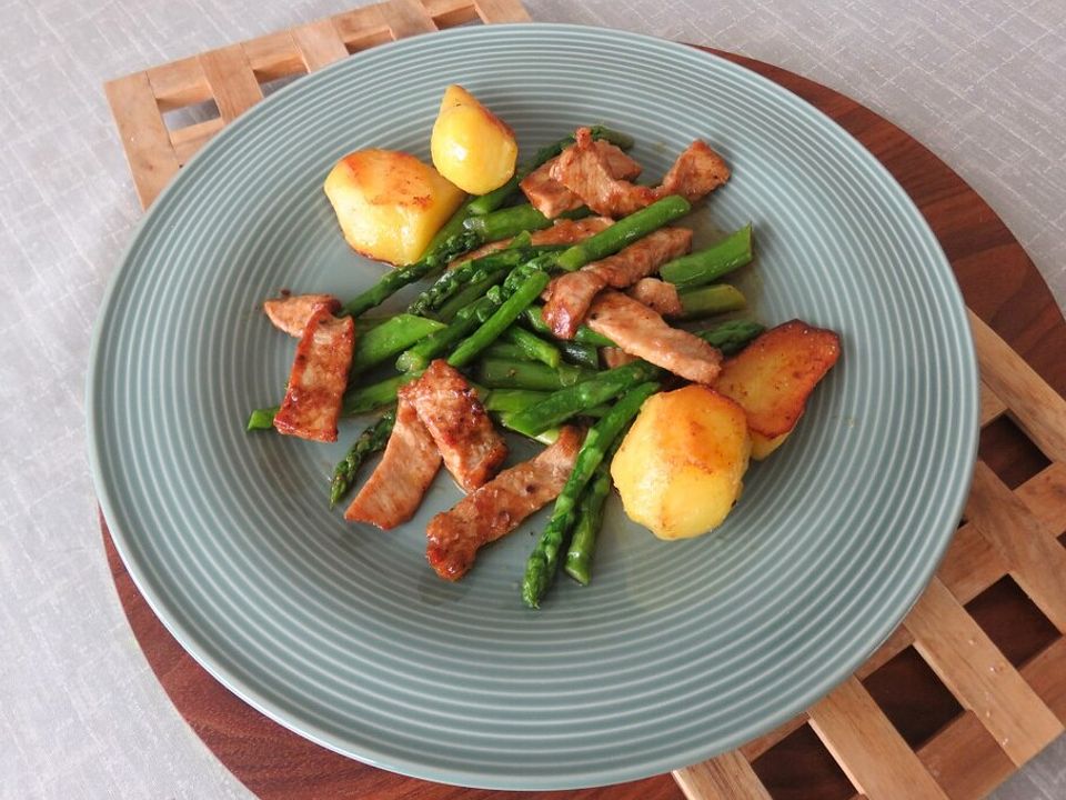 Grüner Spargel mit Schweinesteakstreifen aus dem Wok von Juulee| Chefkoch