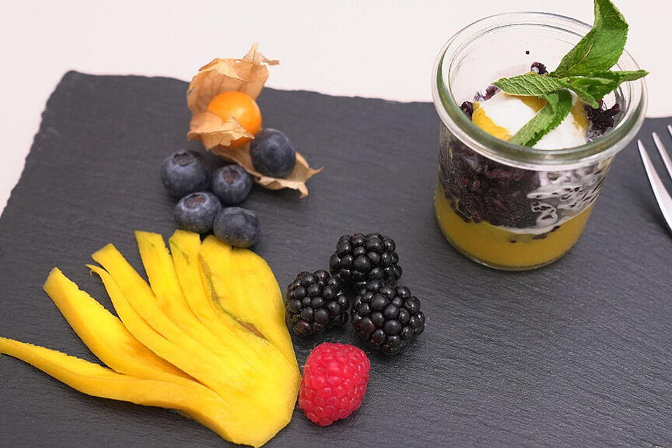 Obst mit rotem Klebreis im Glas – Reis | Kokosmilch | Mango von ...