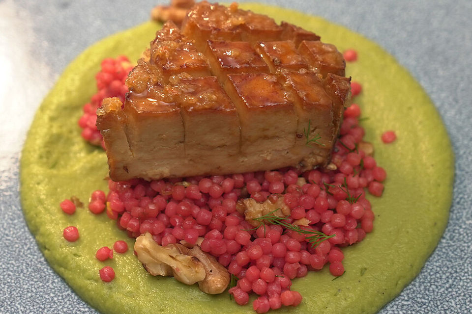 Glazed Tofu, Pink Lemon-pearl-couscous, Pea Puree von DasperfekteDinner