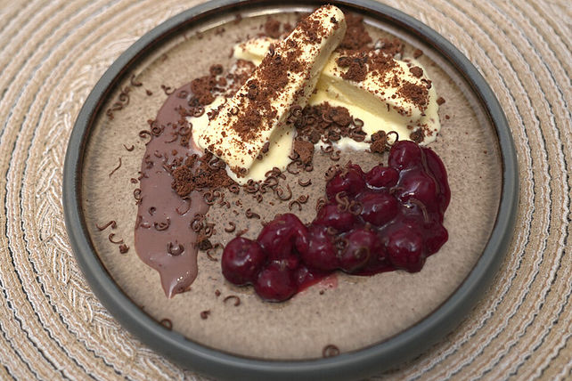 Eierlikör-Parfait auf einem Schokospiegel mit Kirschsauce und Cookie Crumble on Top von ...