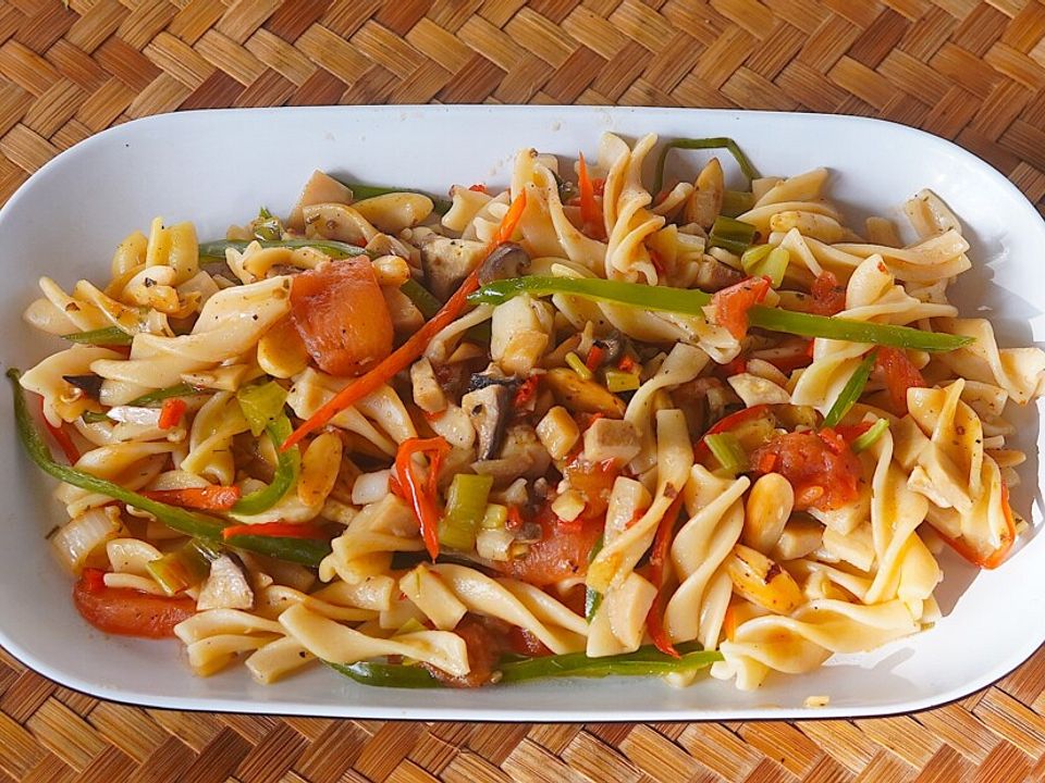 Würzige Fusilli mit Pilzen, Tomaten und Gemüse von dieter_sedlaczek ...