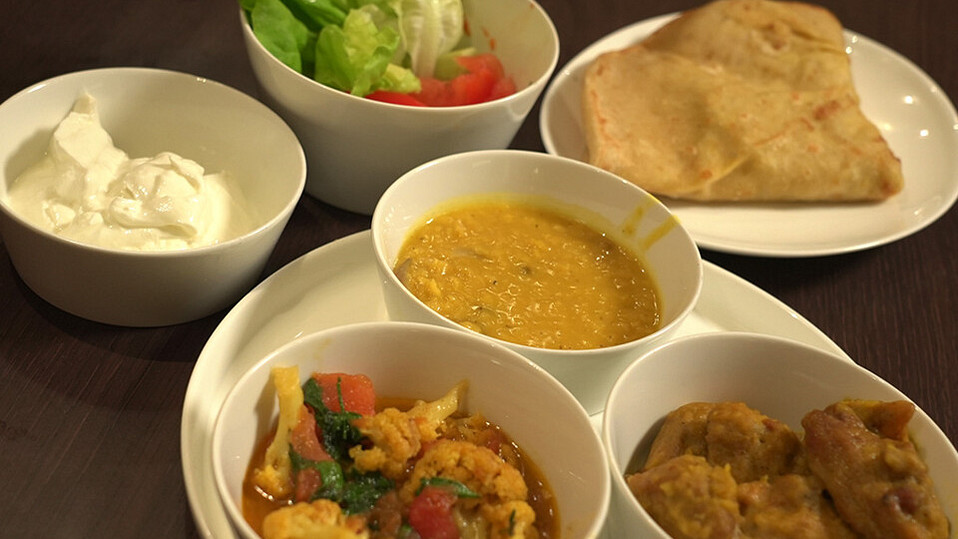 Dhalpuri | Dhal | Hähnchen-Curry | Spicy Blumenkohl-Curry von ...