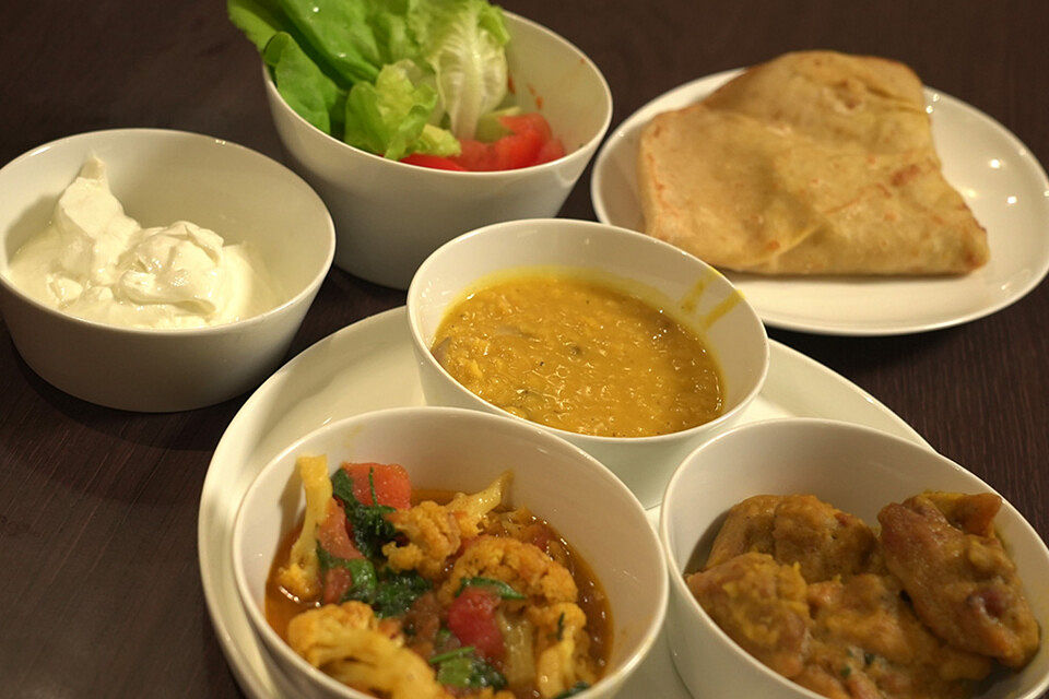 Dhalpuri | Dhal | Hähnchen-Curry | Spicy Blumenkohl-Curry von ...