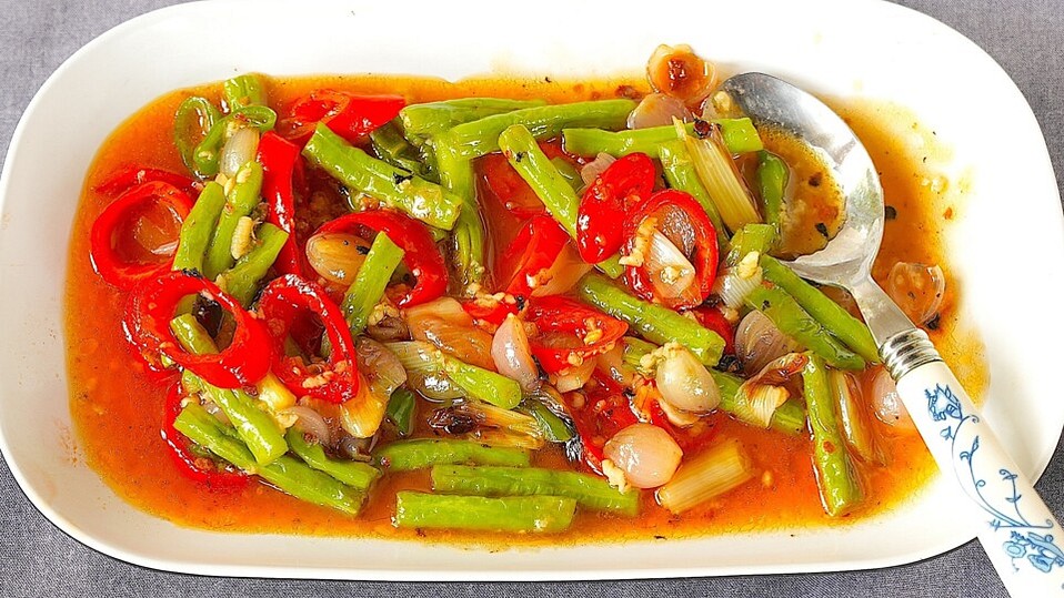 Fruchtig-würziges Cap Cay als Beilage - Cap Cay kacang panjang von ...