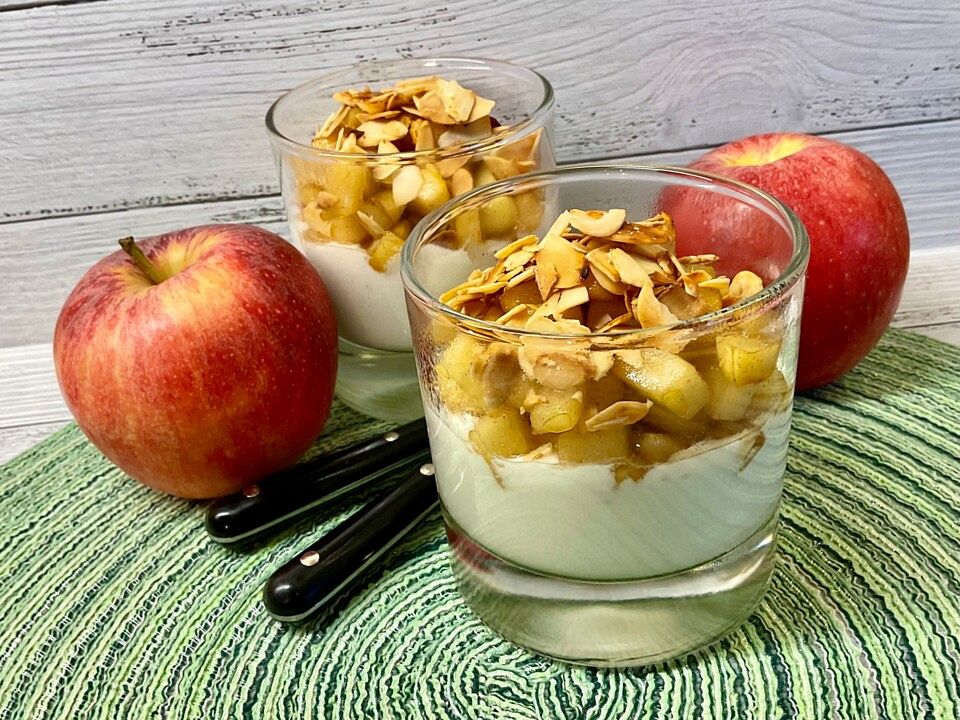 Körniger Frischkäse-Snack mit Apfel, Mandelblättchen, Zucker und Zimt ...