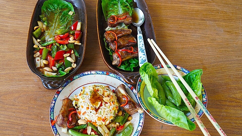 Cap Cay garniert mit Erdnüssen, Kaiserschoten und Blütenreis mit ...