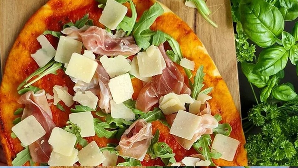 Pinsa mit Parmaschinken, Rucola und Parmesan von Henglein