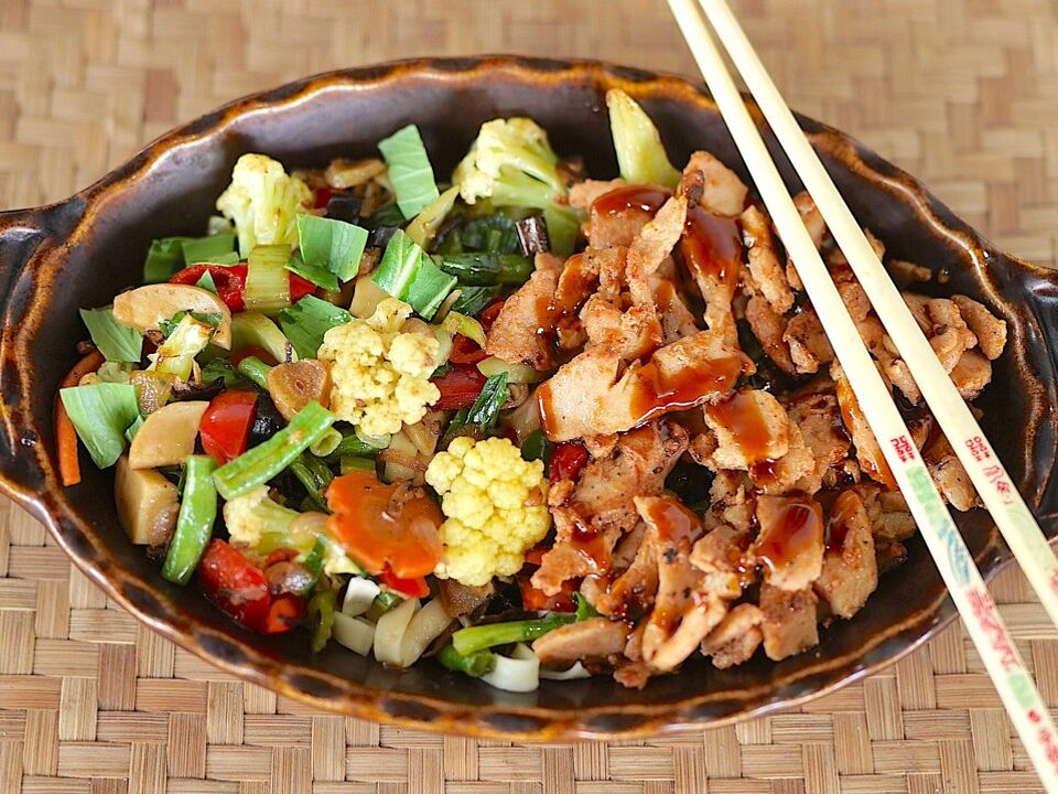 Hühnerfleisch mit Katsu und Cap Cay im Bandnudelbett von dieter ...