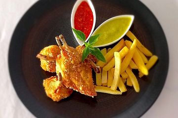 Knusprig frittierte Hühnerflügel mit Pommes Frittes von dieter ...