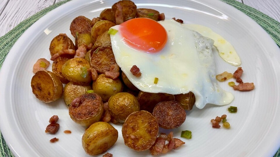 Kartöffelchen mit Bacon, Frühlingszwiebel und Spiegelei von Mooreule