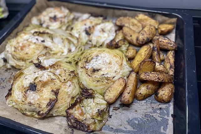Geröstete Kohl-Steaks mit Miso-Kartoffeln, alles auf einem Blech von mhazne01| Chefkoch