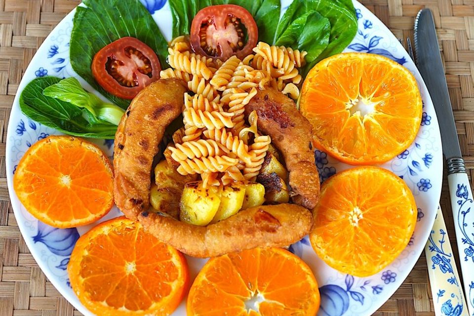 Frittierte Garnelen im Teigmantel serviert mit Fusillini, Ananas und ...