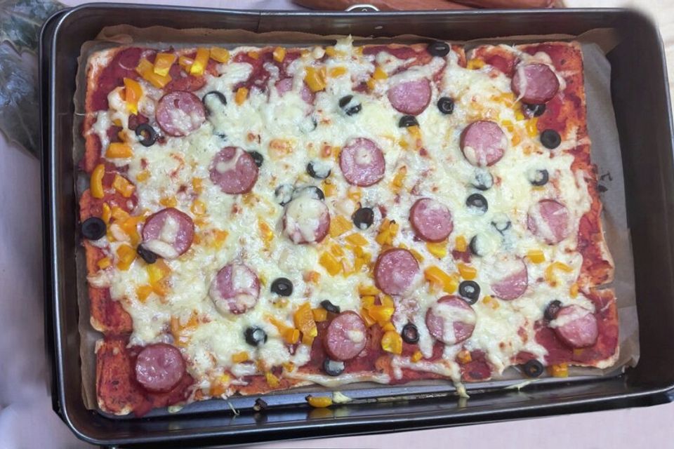 Pizza aus Toastbrot mit Wurst und Käse von culinates