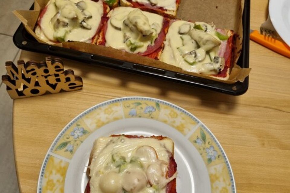 Pizza aus Toastbrot mit Wurst und Käse von culinates