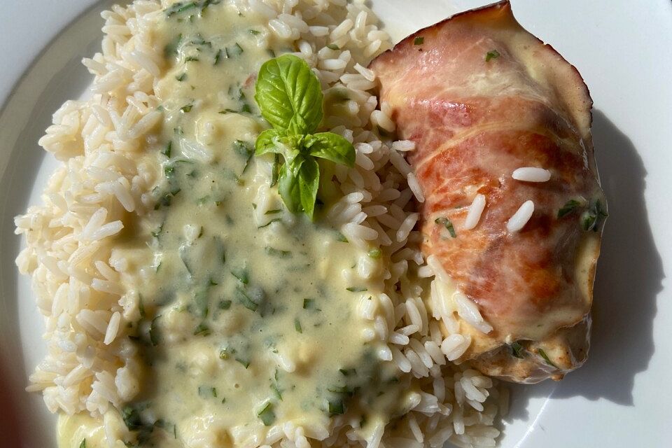 Hähnchen-Schinken-Schnitzel mit Basilikum-Käse-Soße von Rohracker