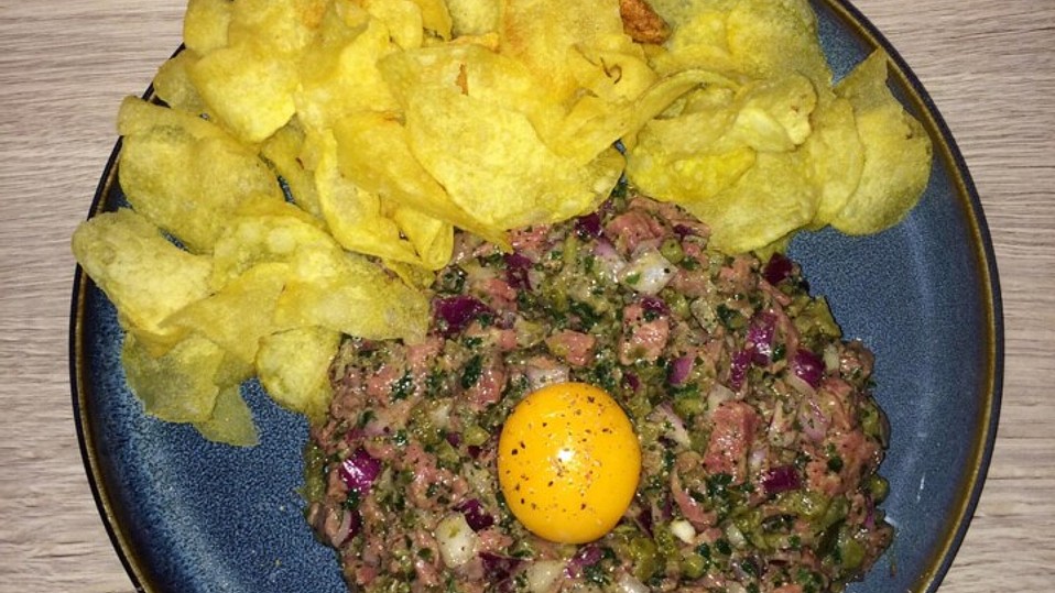 Galloway Steak-Tatar mit Olivenöl-Chips von 6y9z2gyb6m
