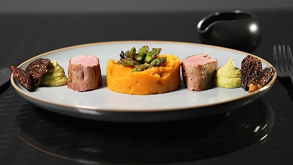 Iberico | Süßkartoffel | Erbse | grüner Spargel | Edelpilz von ...