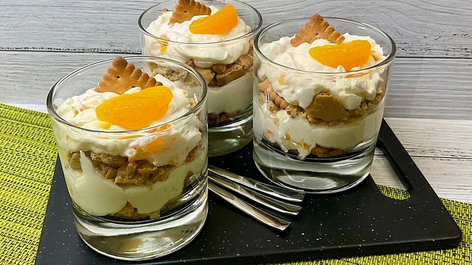 Cremedessert mit Keksen und Mandarinchen von Mooreule