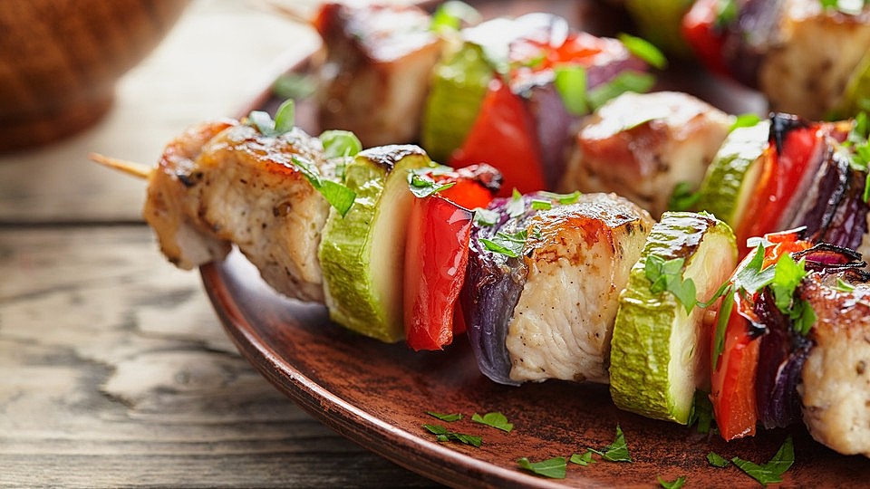 Saftige Putenspieße mit Zucchini – vom Grill oder aus der Pfanne von ...