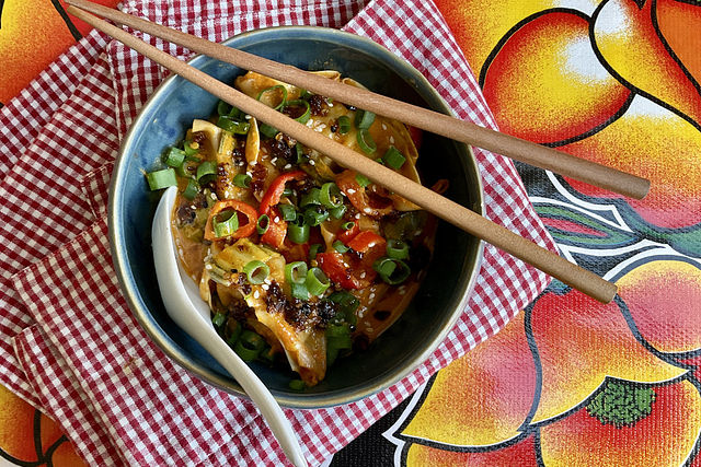Ofen-Gyoza mit Red-Curry-Sauce von energybird